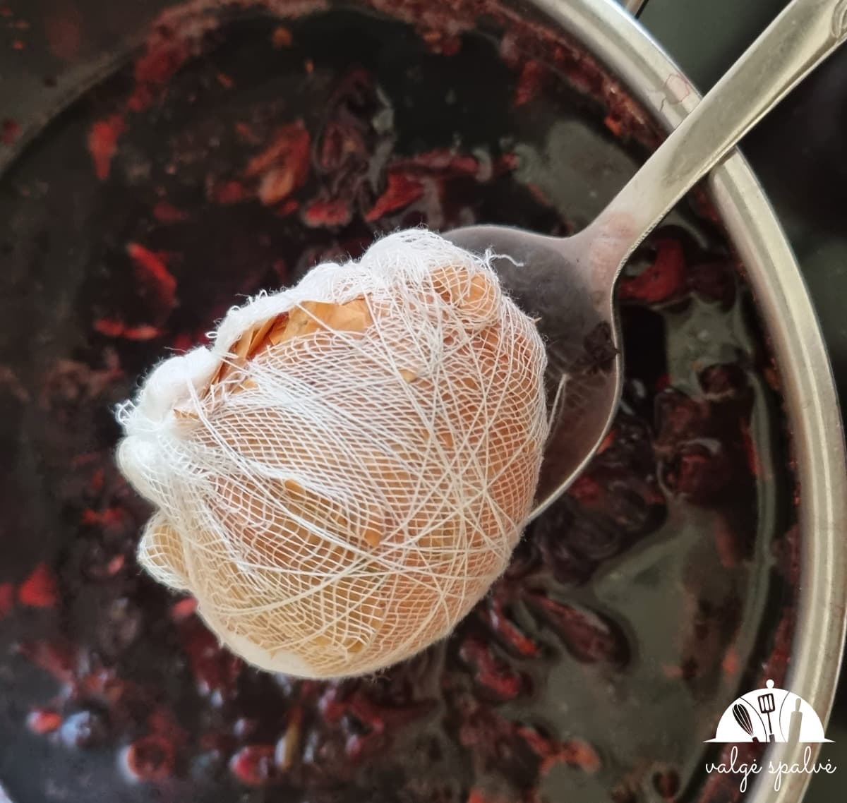 Kiaušinių dažymas kinrožių (hibiskus) arbata ir svogūnų lukštais ...